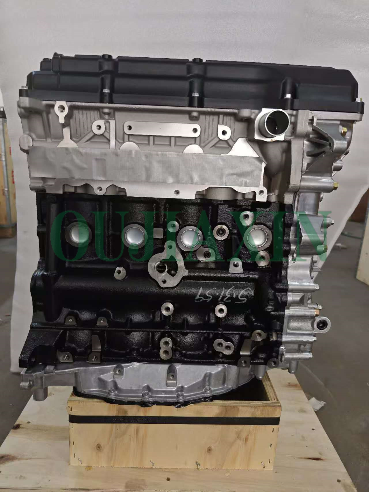 Engine is equipped with 4 cylinder 2TR engine for Toyota HiAce Hilux ...